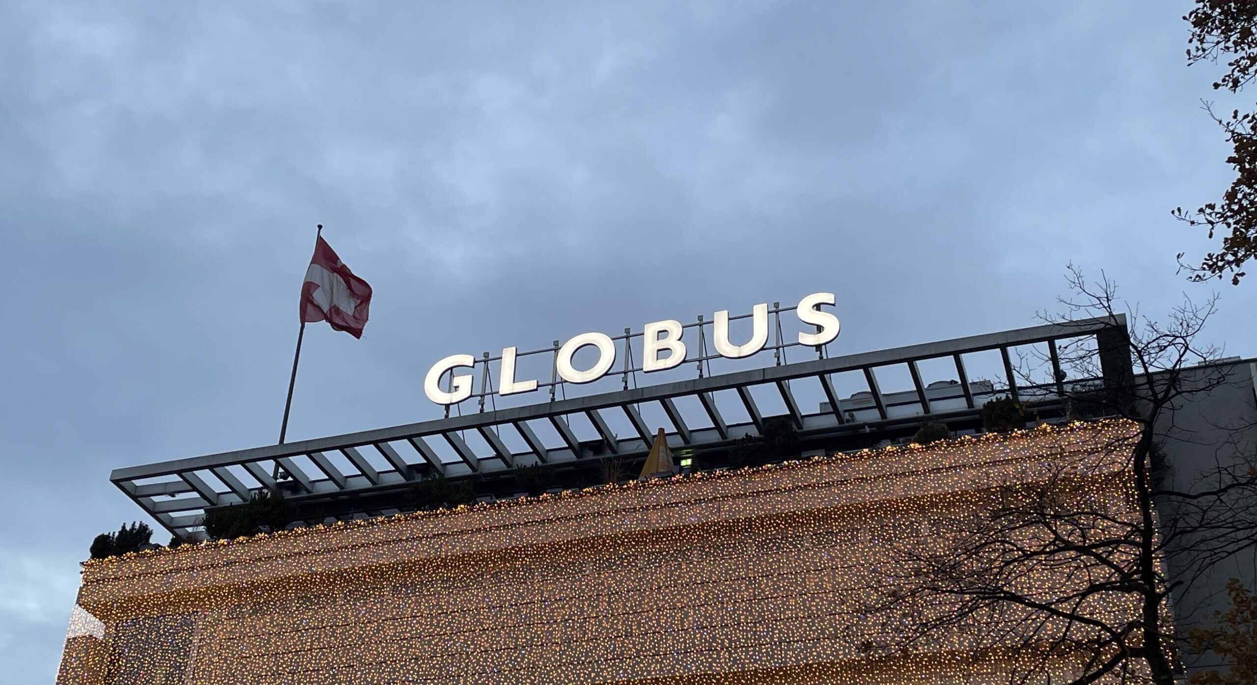 Asiaten gehen bei Globus shoppen - muula.ch
